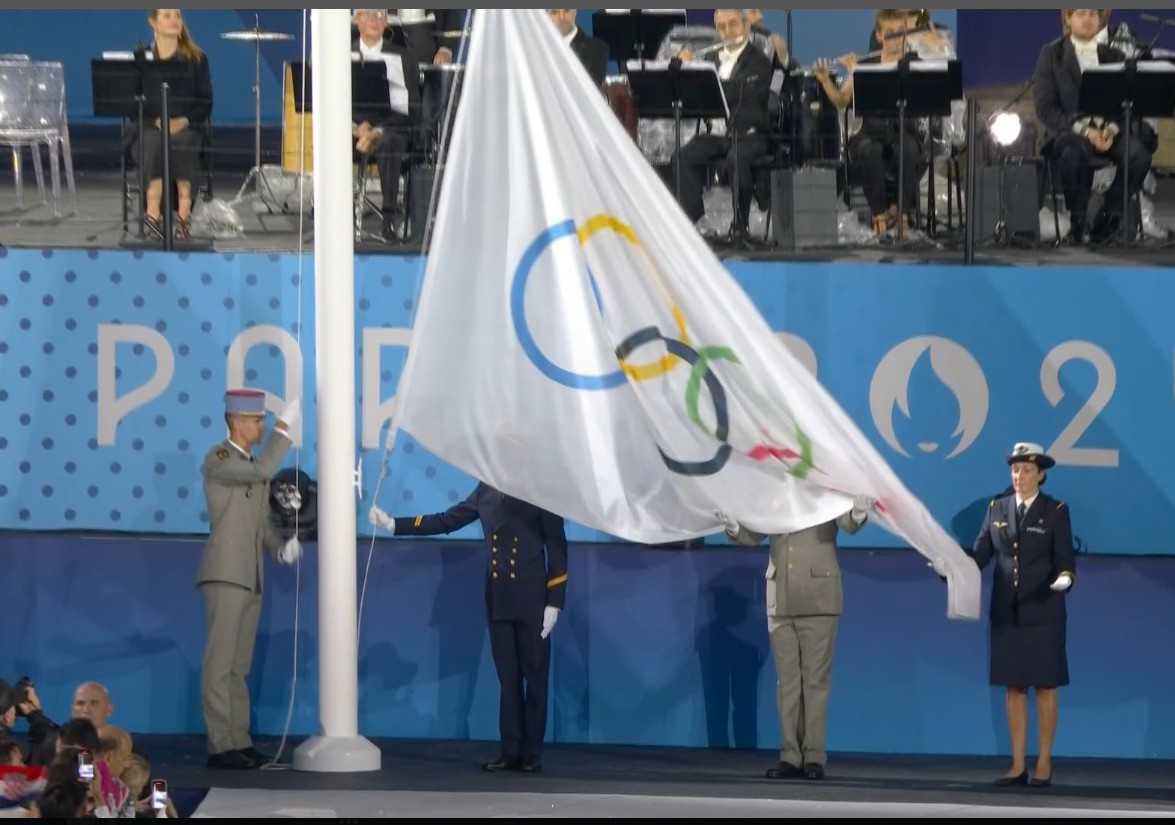 Bandeira Olímpica é Hasteada De Cabeça Para Baixo Na Cerimônia De
